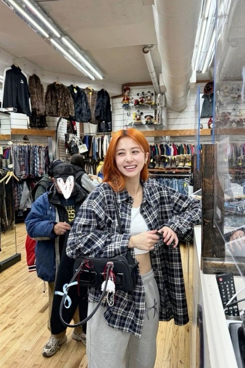 Inspirasi Daily Outfit Yunjin LESSERAFIM yang Cocok Pakai Berbagai ...